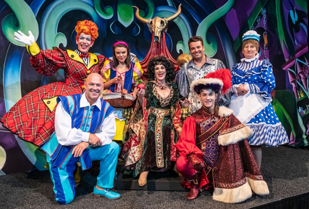 Cast of Snow White and the Seven Dwarfs together for the first time in ...